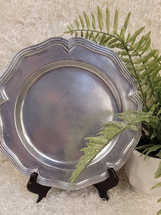 innkare | Dining | Vintage 96s Holiday Inn Metal Plate In A Queen Anns ...